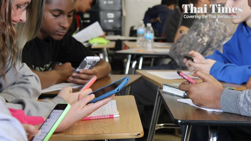 California Enacts Law to Restrict Smartphone Use in Schools - Thai Times