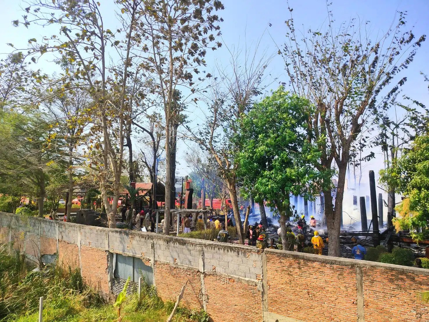 Fire Destroys 100-Million-Baht Teak House in Lop Buri - Thai Times