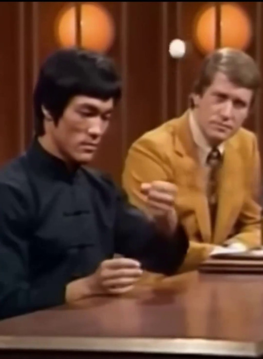 Bruce Lee on The Pierre Berton Show (1971), calmly juggling a table ...